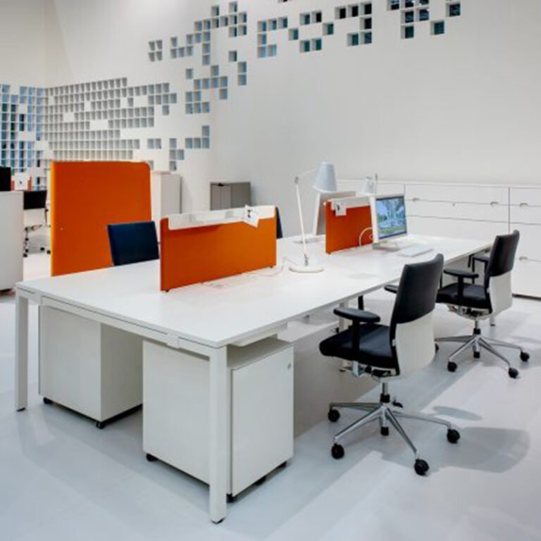 Módulos Bench para Oficina con Cajonera y Valla en Vidrio– Estilo Oficina